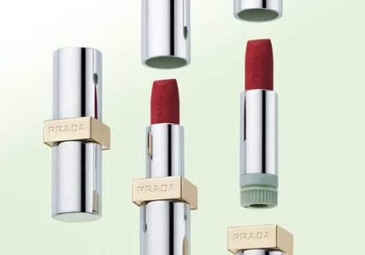 Full Face One Lipstick Makeup Goes Viral